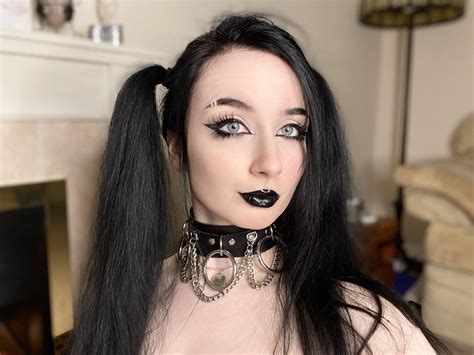 Whats the difference between a collared slut and a mosquito? The mosquito stops sucking if you ...