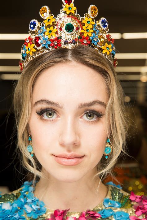 Dolce & Gabbana Fall 2017 Ready-to-Wear Fashion Show Beauty: See beauty ...