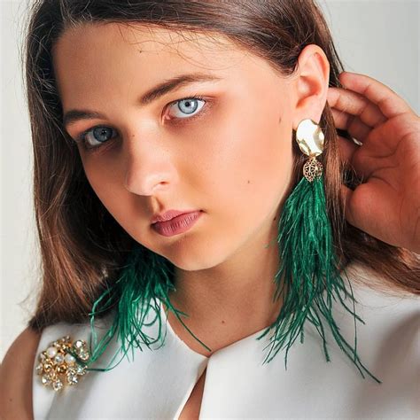 ⠀Нарядные сережки из перьев изумрудного цвета💚 ⠀Новым трендом в одежде ...