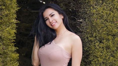 Punya Tubuh Seksi, Maria Vania Dapat Julukan 'Pemersatu Bangsa'