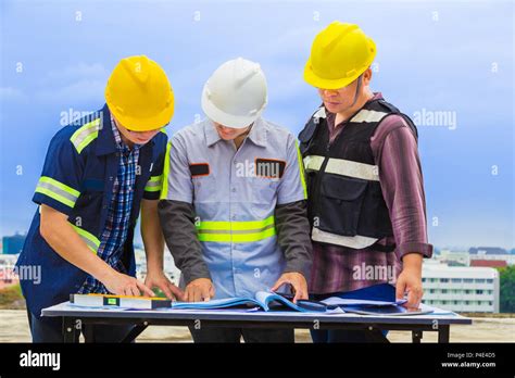 Bau Ingenieure zusammen mit Blick auf den Bauplan auf der Baustelle ...