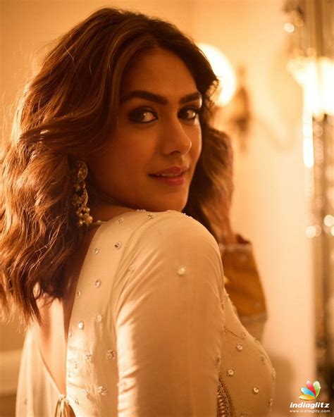 Mrunal Thakur Photos - Bollywood Actress photos, images, gallery ...