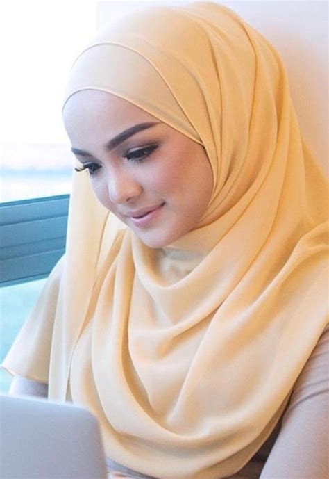 Pin oleh Detlef Leu di 1-Hijab | Wanita cantik, Gaya hijab, Mode wanita