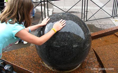 Фонтан «Вращающийся шар» в Санкт-Петербурге (фонтан-часы)
