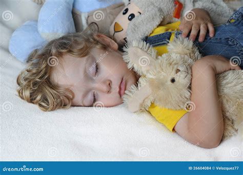 Sova barn med toys arkivfoto. Bild av omfamning, linne - 26604084