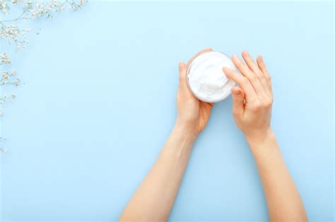 Крем для рук, женские руки, применяя органические натуральные сливки ...