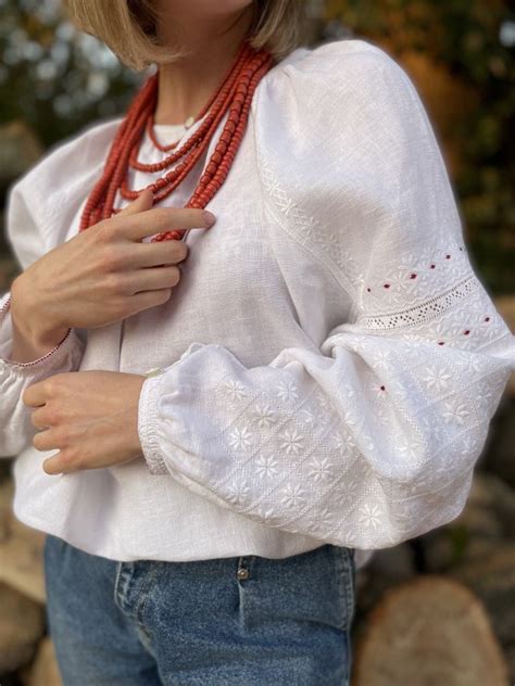 Pin by Lina s on Білим по білому | Classy shirt, Embroidery inspiration ...