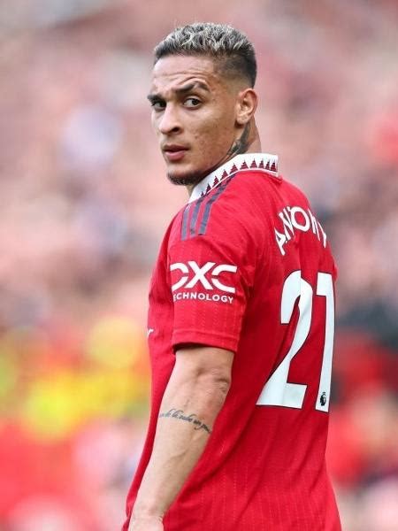 Antony chega para jogo do United de muleta e Ten Hag atualiza lesão