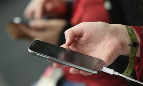 Как правильно ставить телефон на зарядку - AndroidInsider.ru