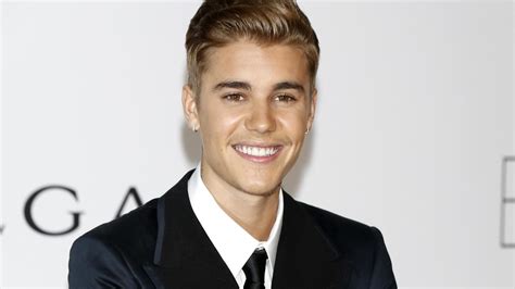 Justin Bieber shaves off his teeny mustache in clip (VIDEO) – SheKnows