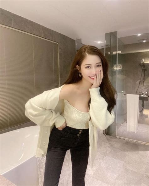 【6upoker】性感IG女神「蹲地拍照」画面好甜，穿「深V洋装」的曲线太诱人了！ | 6up扑克中文网