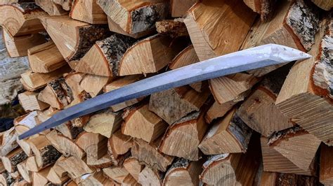 Катана из рессоры\ Ковка и черновая слесарка/ Forging a katana - YouTube