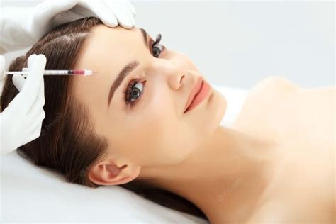 Красивая женщина получает инъекции | Премиум Фото | Anti aging skin ...