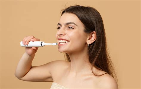 Как понять что электрическая зубная щетка заряжена oral b