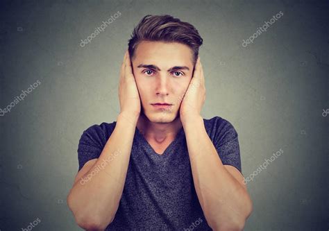 Retrato de un hombre relajado cubri ndose las orejas mirando a la c ...