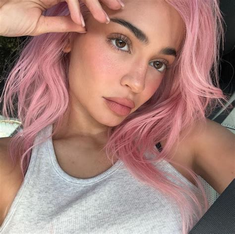 Kylie Jenner estrena nuevo look y luce increíble con el pelo rosa