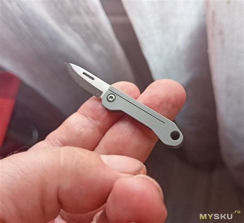 Небольшой нож с рукояткой из титана