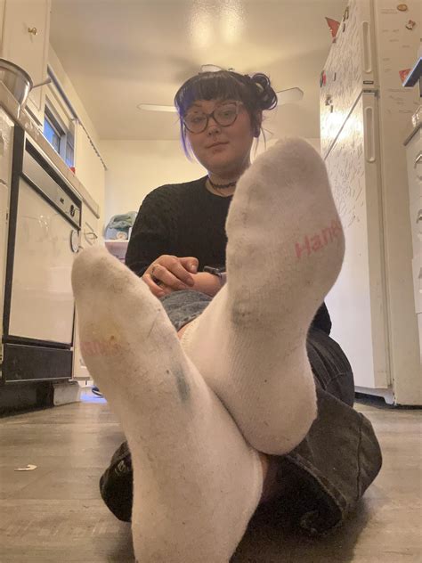 Who else loves morning foot worship? My socks are so sweaty 🥵🙊😘 DMs are open : r/usedsocks