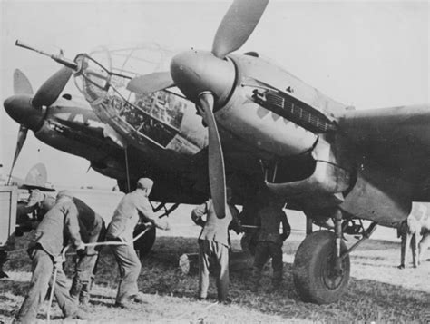 Подготовка к вылету немецкого бомбардировщика He-111H на аэродроме ...