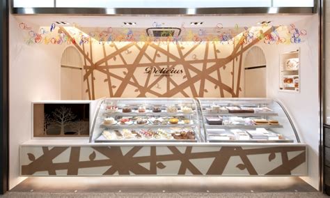 Оформление витрины кондитерской Delicius pasticceria