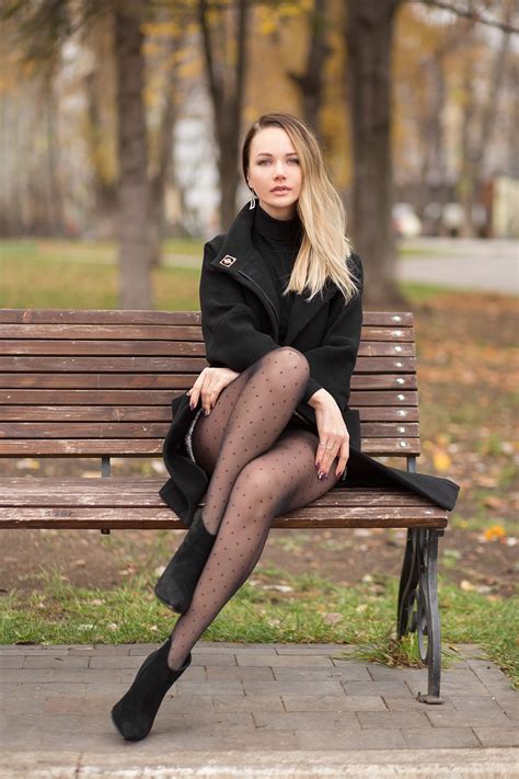 Нежные стройные женские ножки