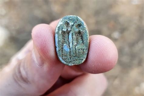 Израильские школьники нашли на экскурсии 3000-летний египетский амулет ...