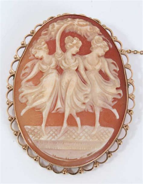 Lot 583 - Carved shell cameo brooch depicting the