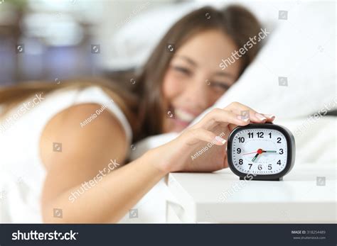 Стоковая фотография 318254489: Счастливая девушка просыпается утром ...