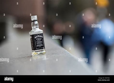 Jack daniels bottle hi-res stock photography and images - Alamy