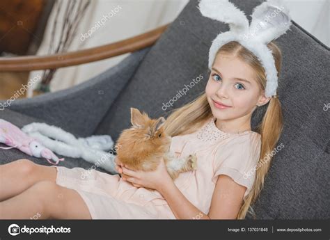 Маленькая девочка с кроликом стоковое фото ©AndreyBezuglov 137031848
