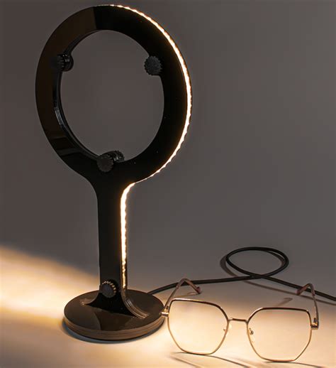 Ring light lamp concept has an interesting way of spreading its light ...