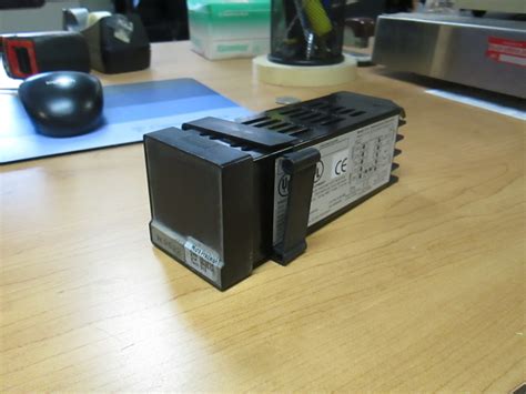 Eurotherm 91e Temperature Controller, 100-240Vac, 2A
