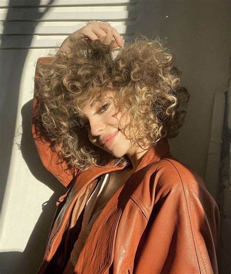 Pin by 𝒜𝓇𝒾𝓃𝒶 on i n s p i r a t i o n | Curly hair styles, Dyed curly ...