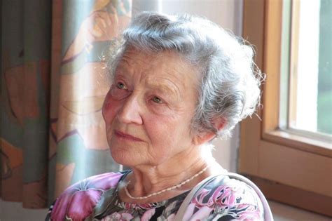 Mimin, Kostümbildnerin und treue Seele