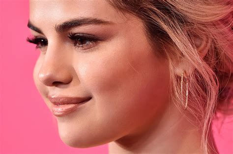 Selena Gomez Face Close Up