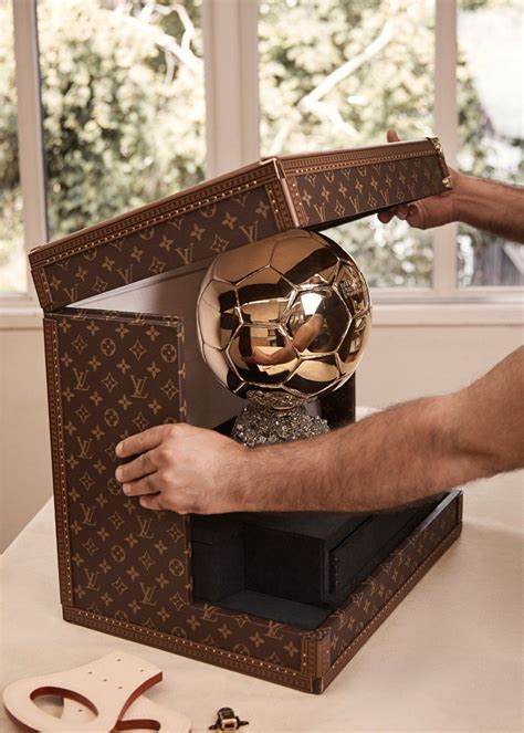 Элегантный штрих💼: Louis Vuitton представил эксклюзивный чемодан для ...