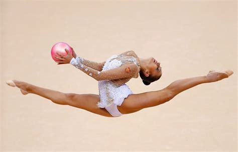 Художественная гимнастика. Гимнастка с мячом, в полёте. | Gymnastics ...