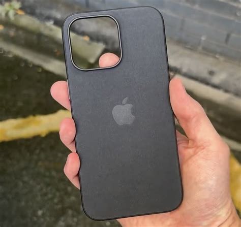 Как выглядят новые чехлы FineWoven для iPhone 15 вживую. Много фото