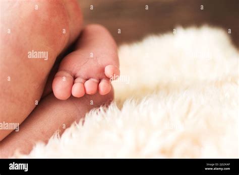 barefoot newborn baby feet Stock Photo - Alamy