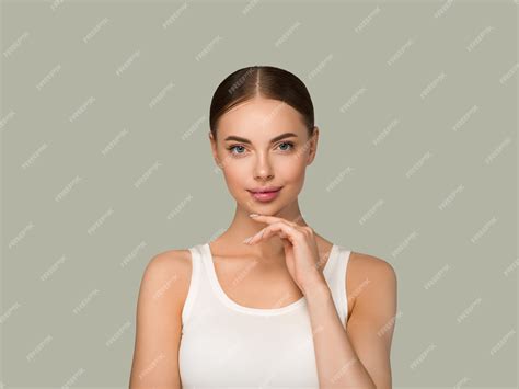 Красивая кожа лица женщины естественные составляют здоровую кожу ...