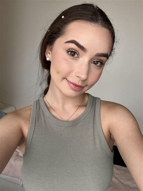 Raise your hand if you think I am gf material : r/SFWNextDoorGirls