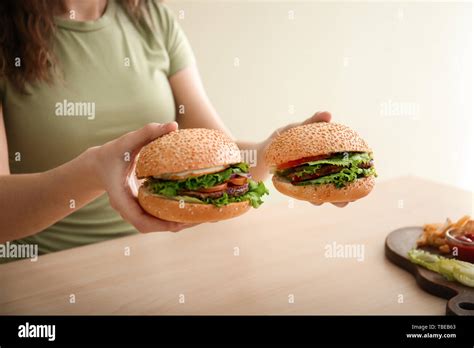 Eat burgers woman hi-res stock photography and images - Alamy