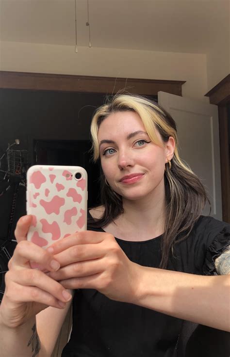 Practicing my mirror selfies! Happy Friday everyone 👀 | Scrolller