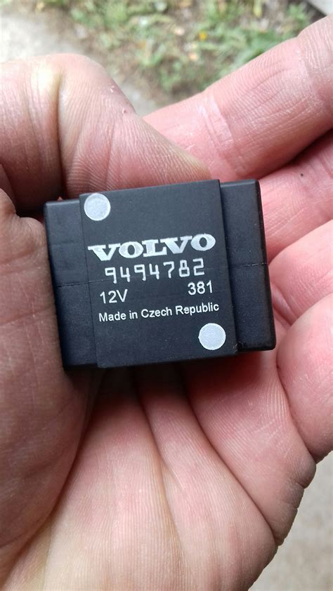 Замена реле основных стоп сигналов — Volvo XC70 II, 2,4 л, 2001 года ...