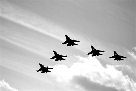 Первым делом – самолеты… — Запад – Восток, всюду одна и та же беда