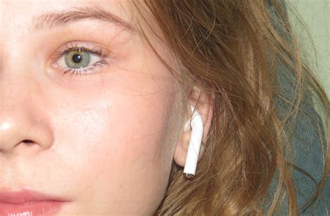 Создать мем "airpods в ушах, беспроводные наушники xiaomi, airpods ...