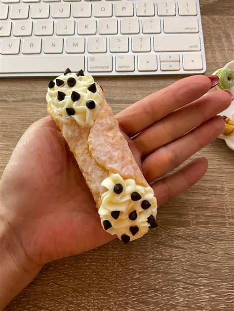 Cannoli Magnet – P FACTORY