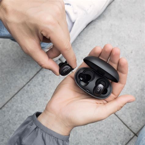 У Apple AirPods новий конкурент - представлені бездротові навушники ...