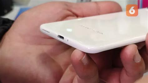Menggenggam Tecno Spark Slim di MWC 2025, HP Super Tipis dengan Baterai Besar - Tekno Liputan6.com
