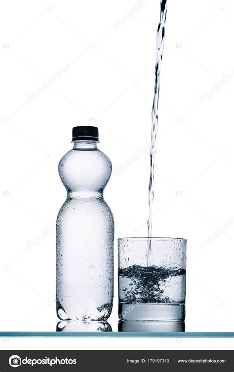 Влажная Пластиковая Бутылка Вода Наливающаяся Стекло Изолированы Белом ...